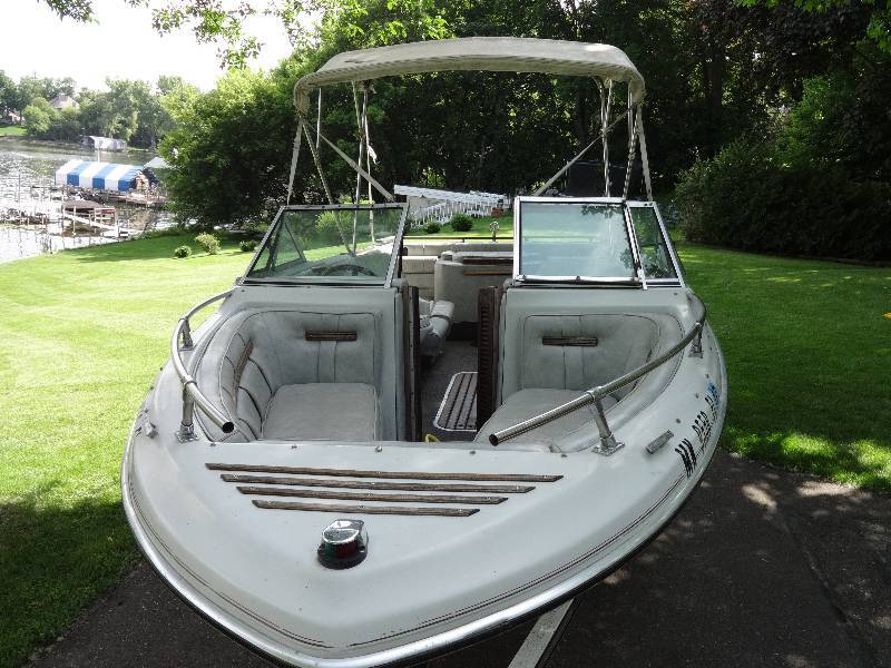 1982 -19 Foot Celebrity Runabout w/ Trailer | K-BID