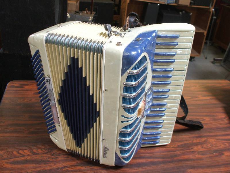 CROWN ACCORDION | MUSICAL INSTRUMENTS, MANNEQUINS, MICROPHONES, MORE ...