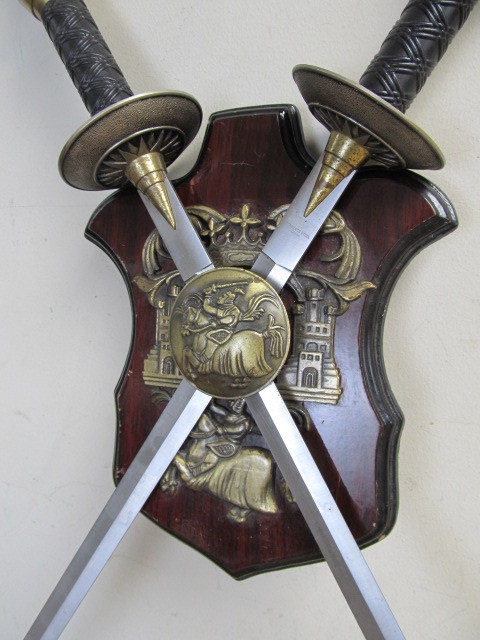 Crossed Sword Wall Plaque Display | LITTLE CANADA Estate Auction #2 ...