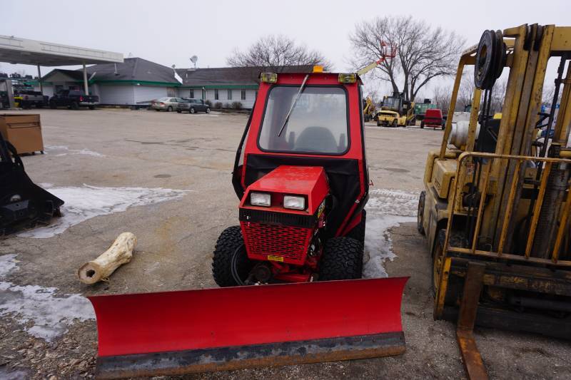 Steiner Model 420 4 x 4 Tractor With Hydraulic Snow Plow Attachment ...