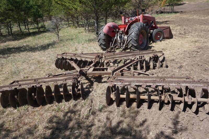 10' Pull Behind Disc | John Deere 1010C Crawler Loader, Ford F-350 | K-BID