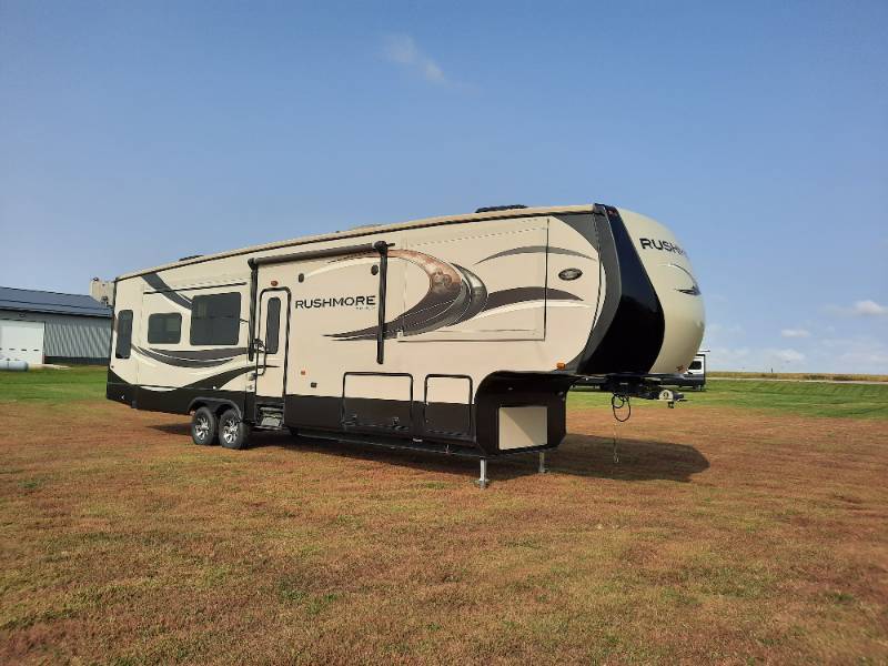 Madelia, MN - 2013 Crossroads RV Rushmore Washington RF39WA Fifth Wheel ...