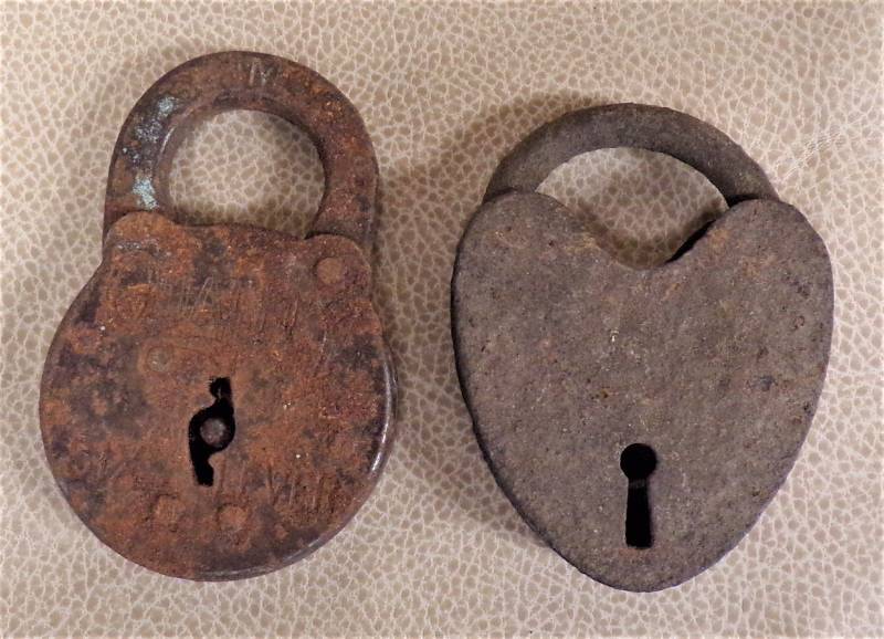 PADDLE LOCKS & ANTIQUE CAR EMBLEMS | K-BID