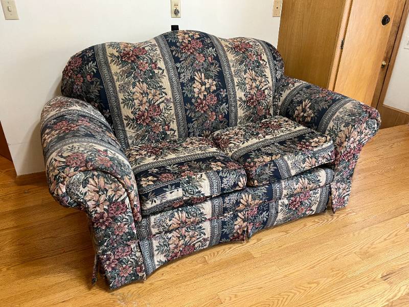 Blue Floral Loveseat Couch Waseca Estate Auction 1 K BID