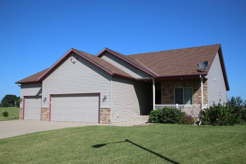 Relax In Your Spacious, Walk-Out Rambler - Sauk Rapids, MN | K-BID